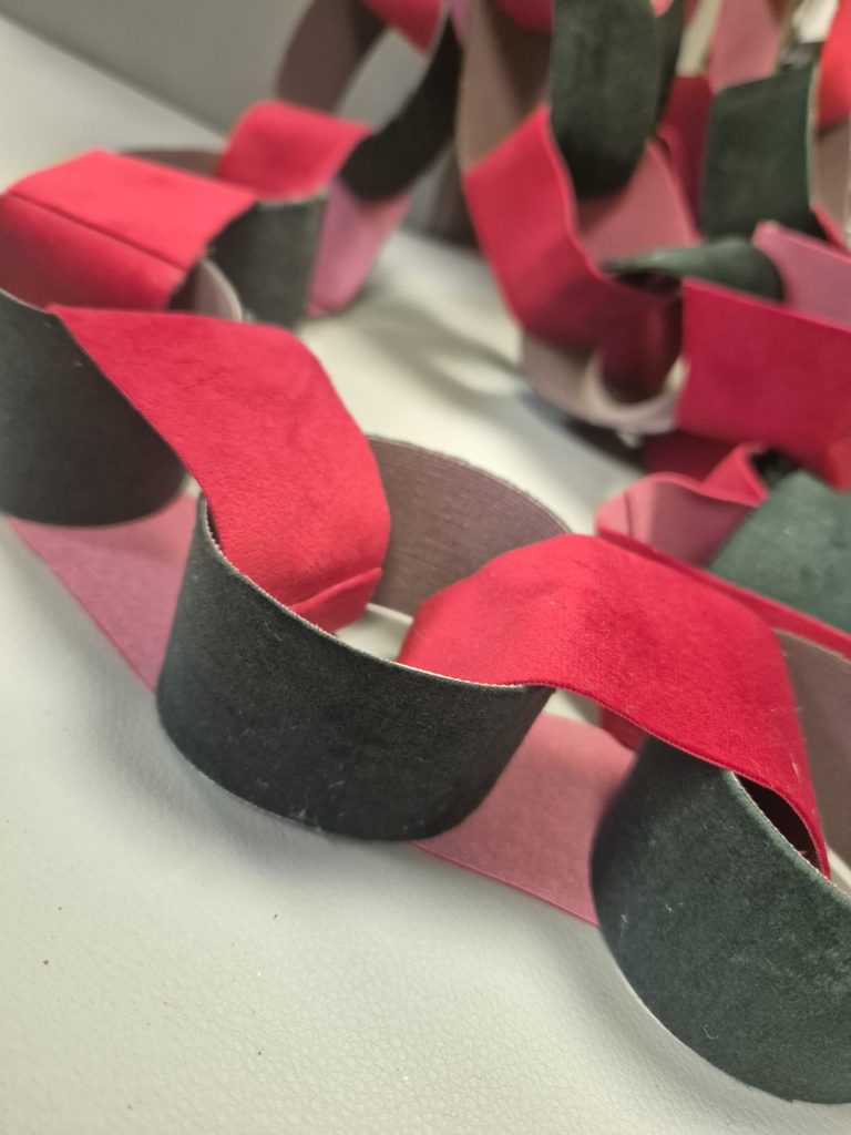 velvet paper chain garland red/green - Harry and the Beagle